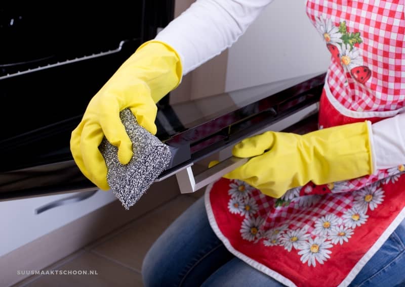 Oven schoonmaken, 7 tips tegen aangekoekt vuil