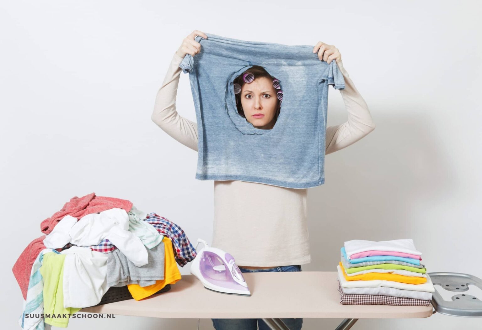 Hoe krijg je kreukels uit kleding die je niet mag strijken?
