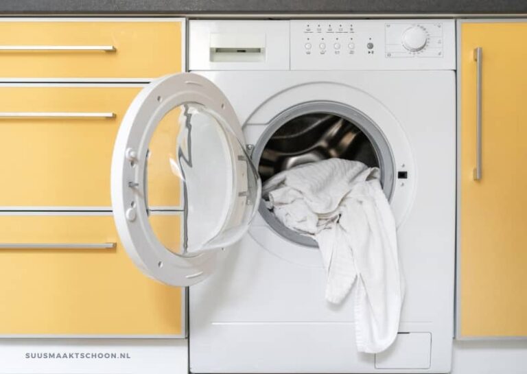 Hoe krijg je kreukels uit kleding die je niet mag strijken?