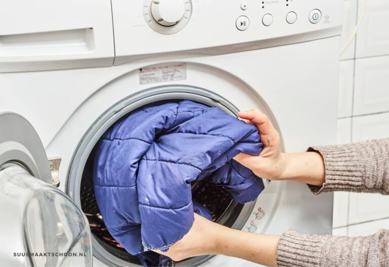 Hoe krijg je kreukels uit kleding die je niet mag strijken?